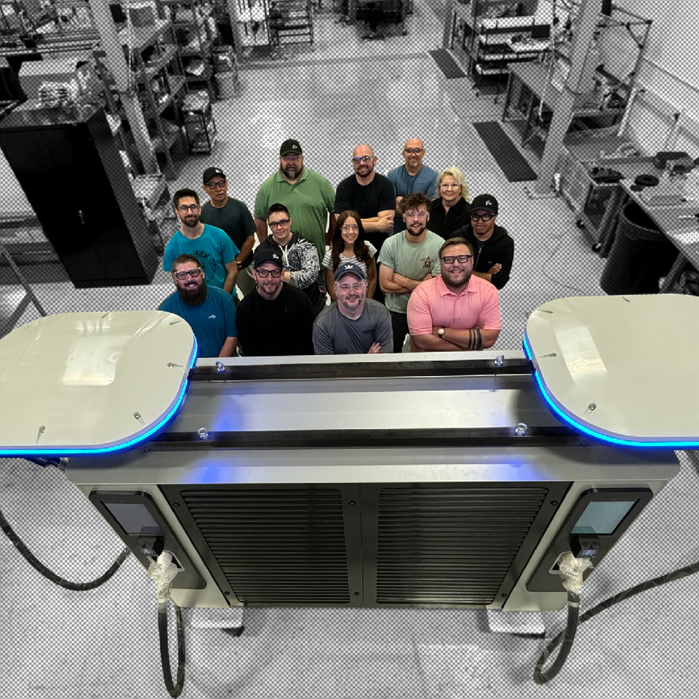 FLO assemble les premières bornes de recharge FLO Ultra au Michigan